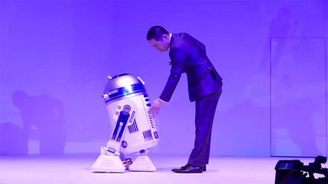 This Amazing R2-D2 Will Come To You And Provide Fresh Drinks