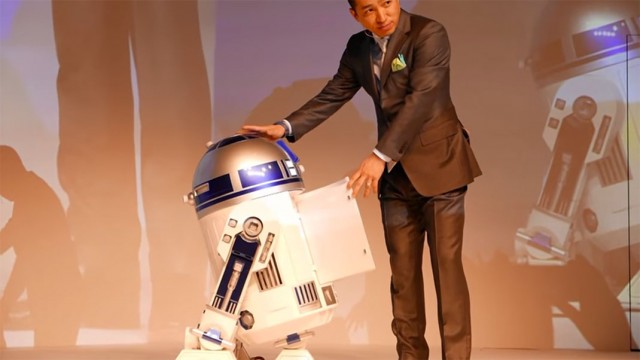 This Amazing R2-D2 Will Come To You And Provide Fresh Drinks