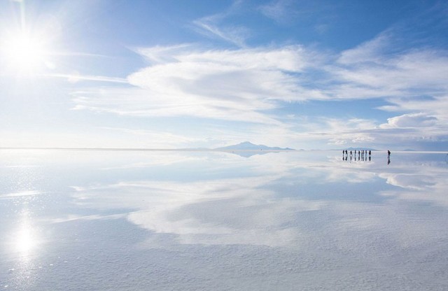 The Incredible Beauty of Salt Desert Transformed Into Gigantic Mirror