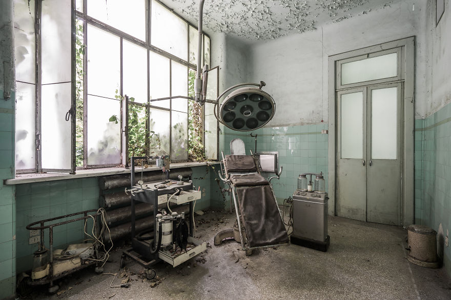 25 Most Intriguing Abandoned Places Around The World (33 Pics)