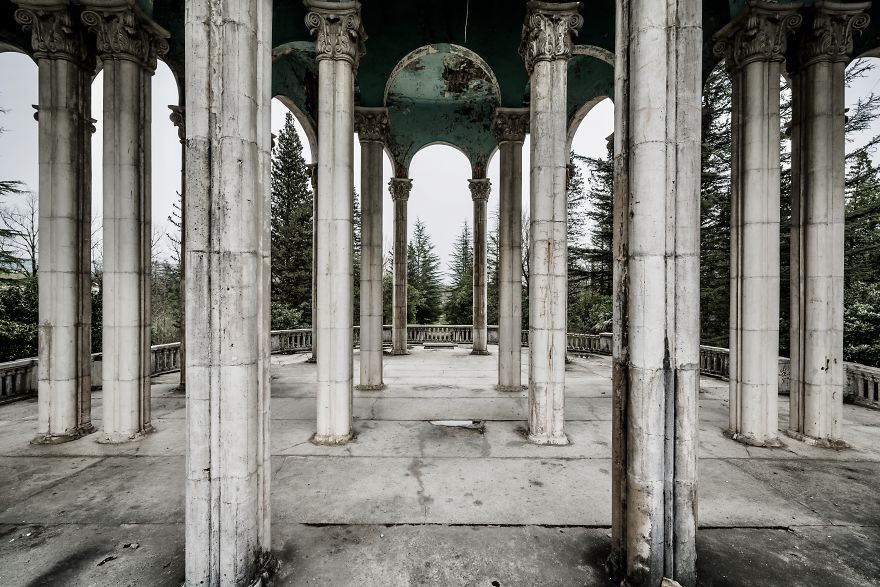 25 Most Intriguing Abandoned Places Around The World (33 Pics)